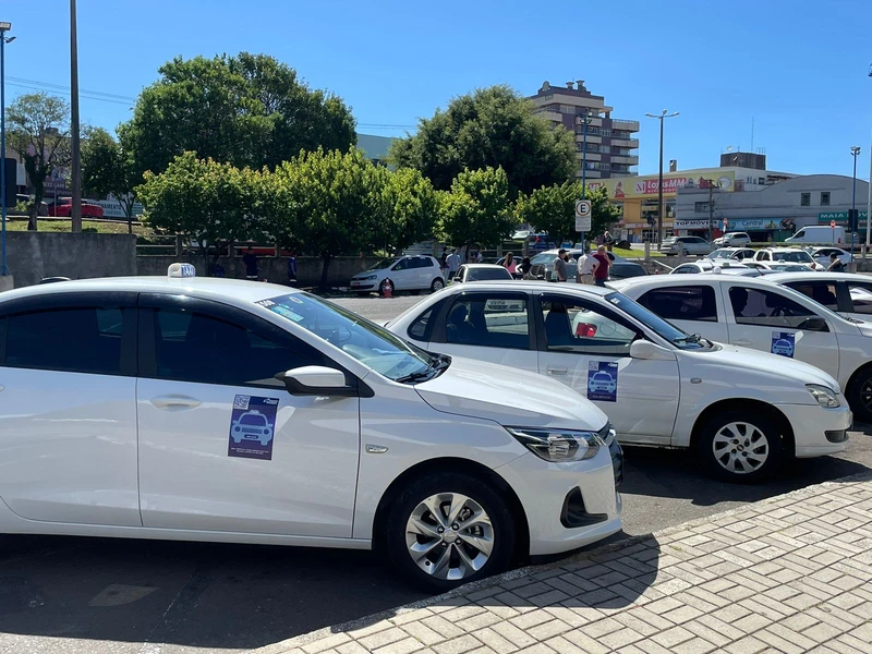 Prefeitura renova identificação de táxis e inclui ferramenta para ...